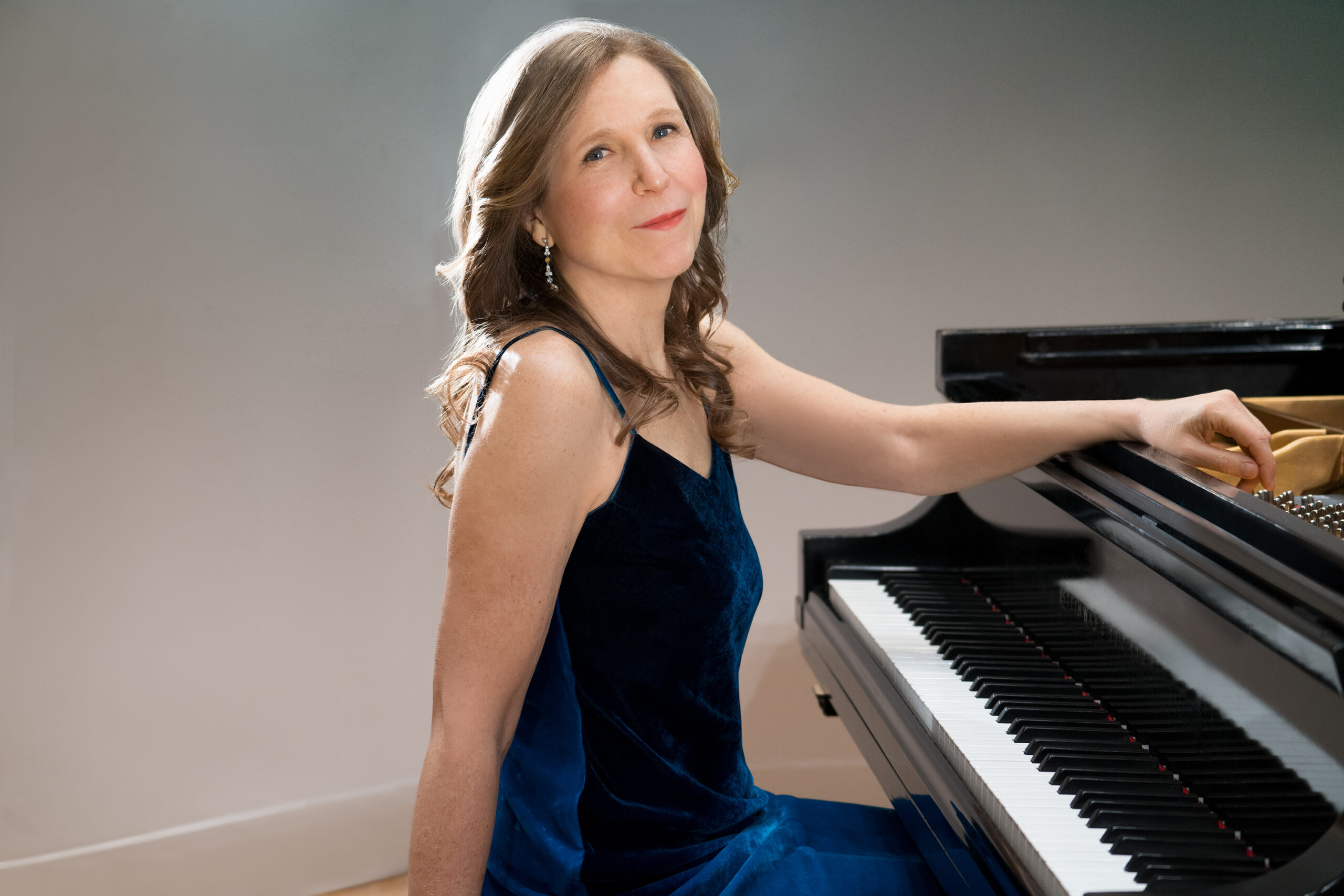 Short Biography | Carolyn Enger